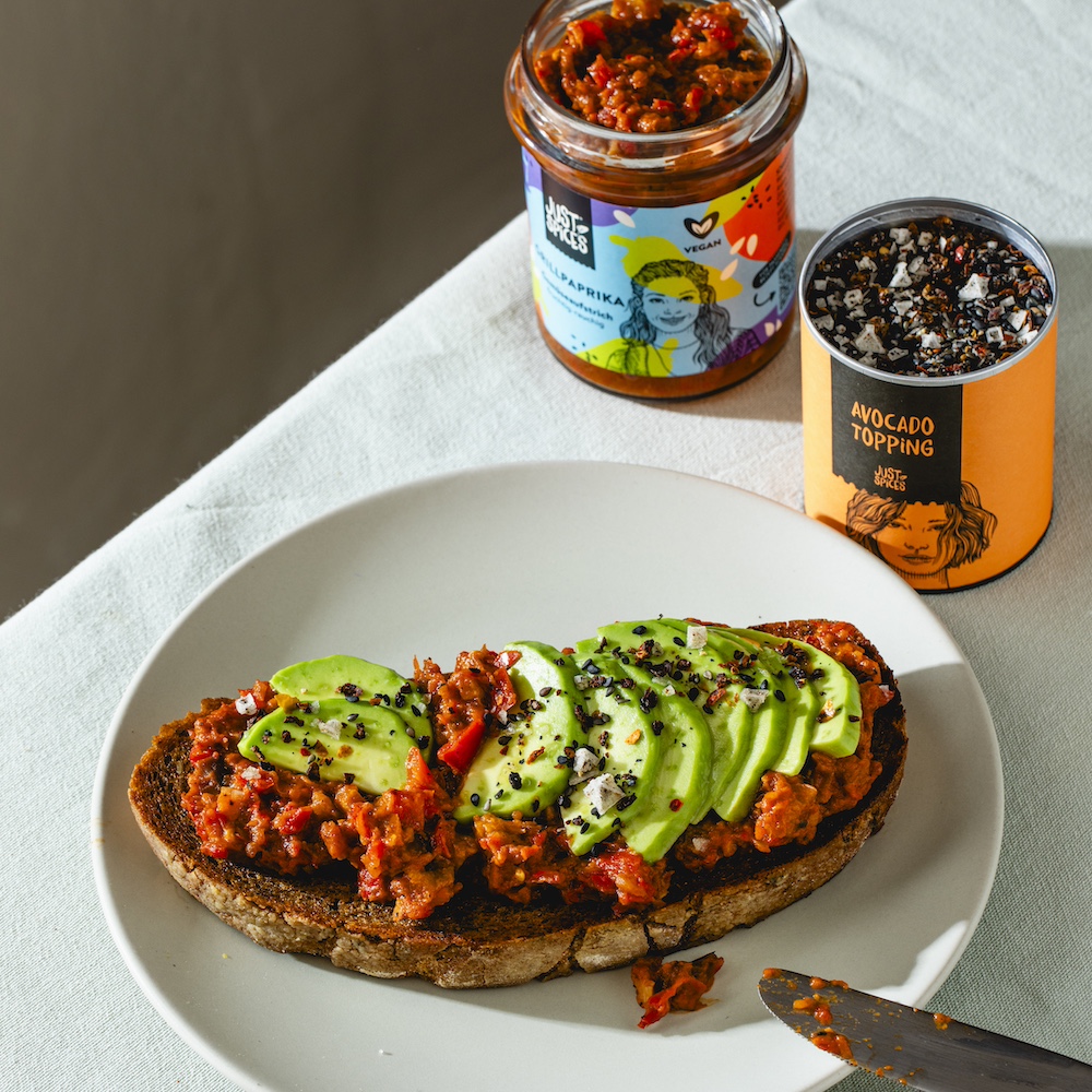 Avocado Stulle mit Grillpaprika Aufstrich | Rezept | JUST SPICES®