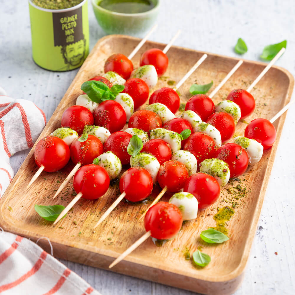 Tomate-Mozzarella Spieße mit Pesto | Rezept | JUST SPICES® Tomate-Mozzarella Spieße mit Pesto | Rezept | JUST SPICES®